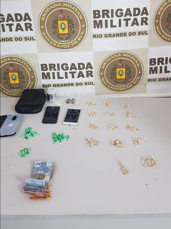 ROCAM do 18º BPM prende dupla por tráfico - Brigada Militar ROCAM do 18º BPM prende dupla por tráfico - Brigada Militar