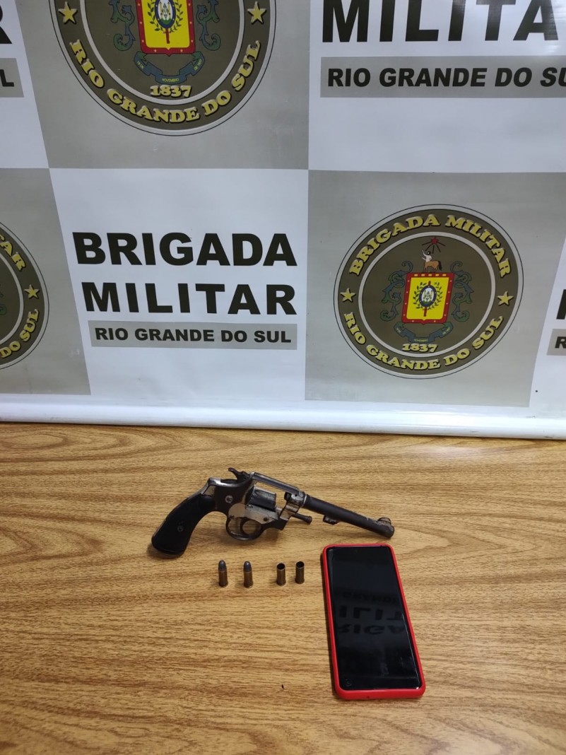Policiais Militares Do 15º Bpm Prendem Homem Com Veículo Roubado E Arma